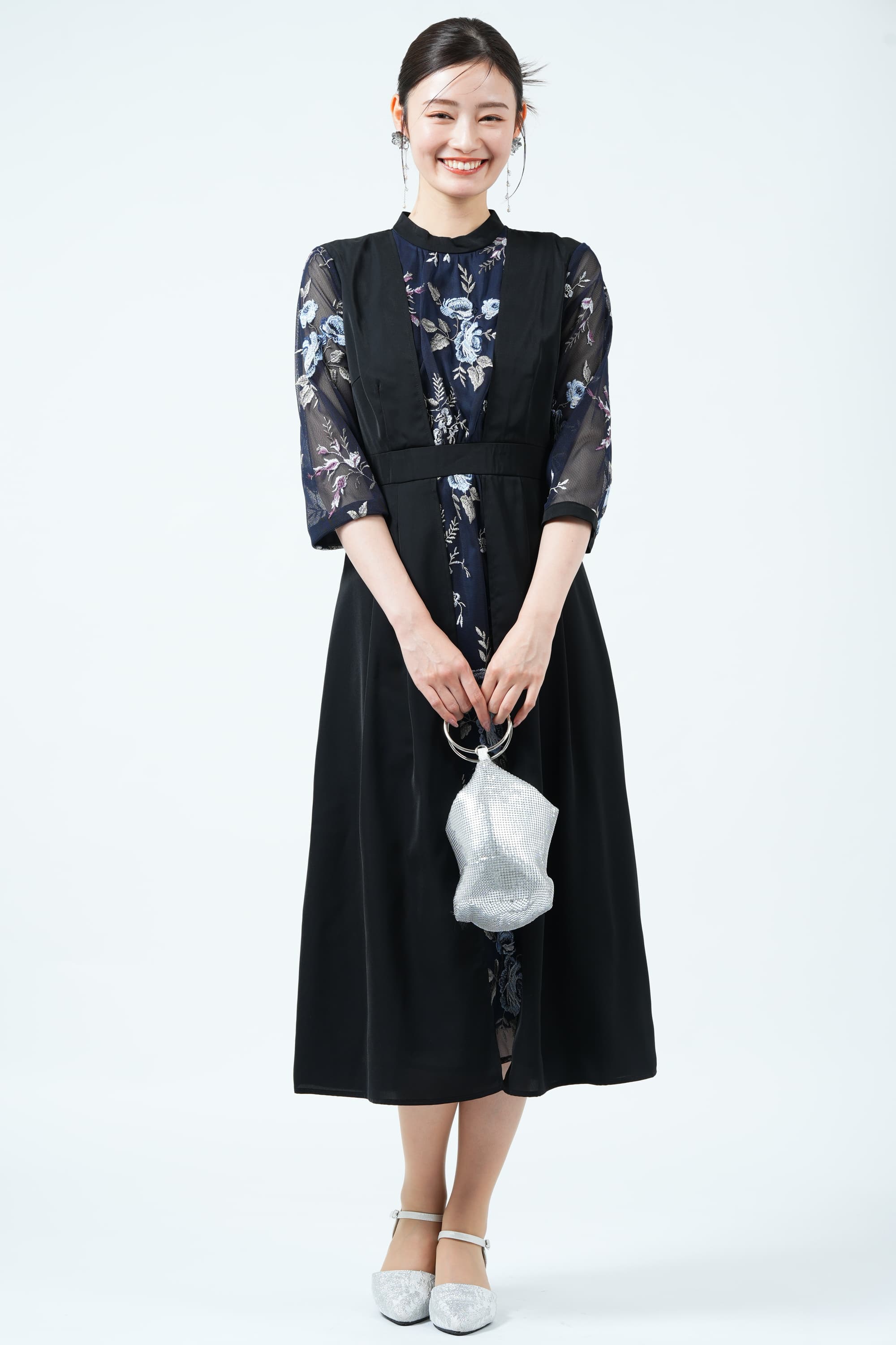 Callarus モダンフローラル刺繍レイヤードネイビードレス (LL〜3L) をレンタル - 結婚式パーティーのドレスレンタルはおしゃれコンシャス