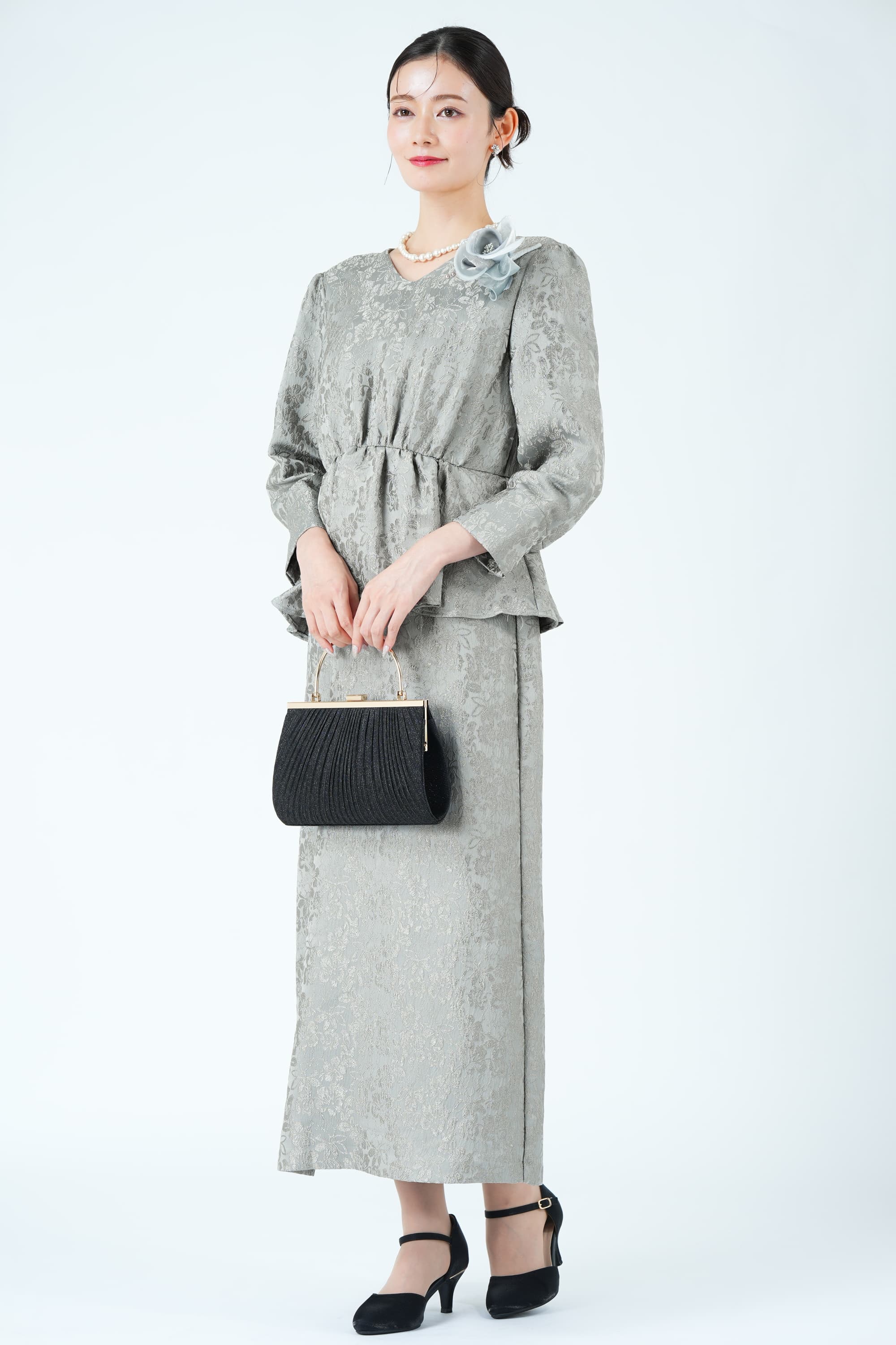 LUXE GRACE 薔薇モチーフグレーコサージュ をレンタル - 結婚式パーティーのドレスレンタルはおしゃれコンシャス